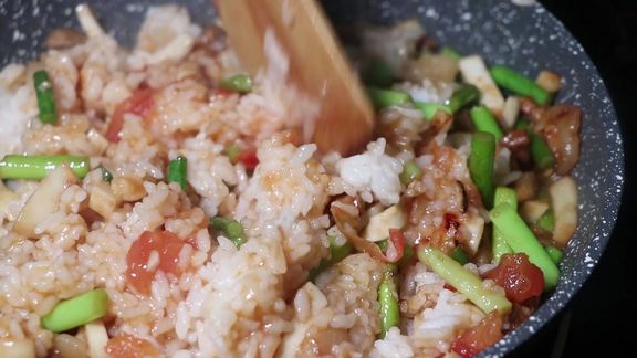 剩下的炒米饭怎么办?教你做肉炒饭,非常有营养,而且还很好吃哦