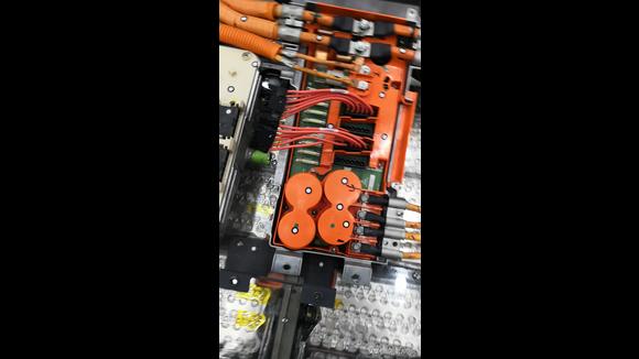 特斯拉纯电动车高压控制盒和车载充电器!