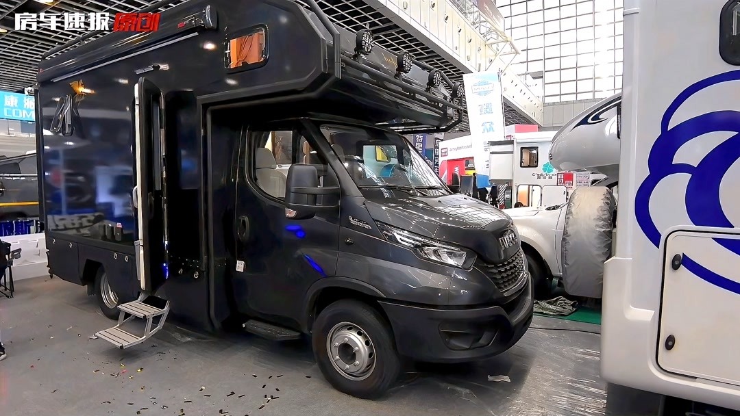 能拓展的尾部厨卫房车,厨房居然比家里还要大,车主肯定是美食家