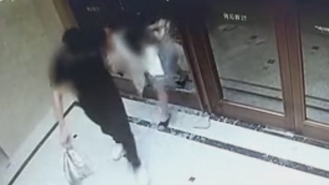 半夜回家刷不开门禁 小两口竟用砖头砸碎钢化门