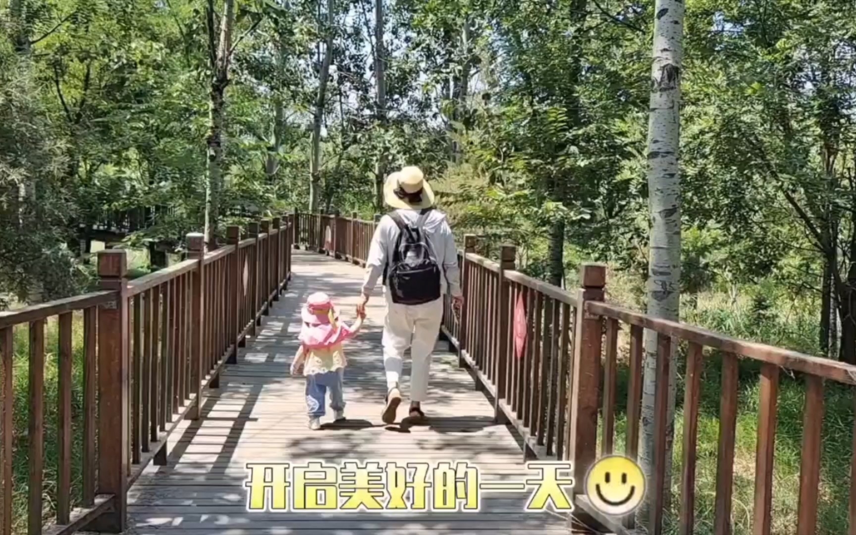 游南海子麋鹿苑,16个月的小宝贝学会了跟各种次小动物打招呼,模仿...