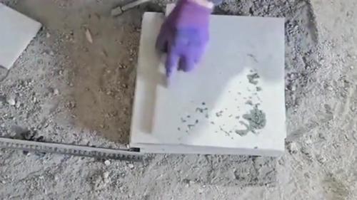 玻璃刀也可以用来切瓷砖,毕竟玻璃和瓷砖都差不多,都是一摔就碎的那种