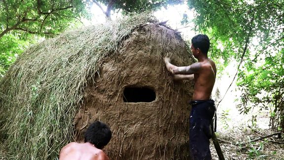 两个外国人在原始森林中,用草,泥和木头,三天建了一所房子