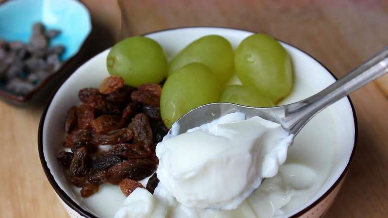 1盒牛奶加2个鸡蛋在家自制双皮奶，嫩滑爽口，做法超级简单