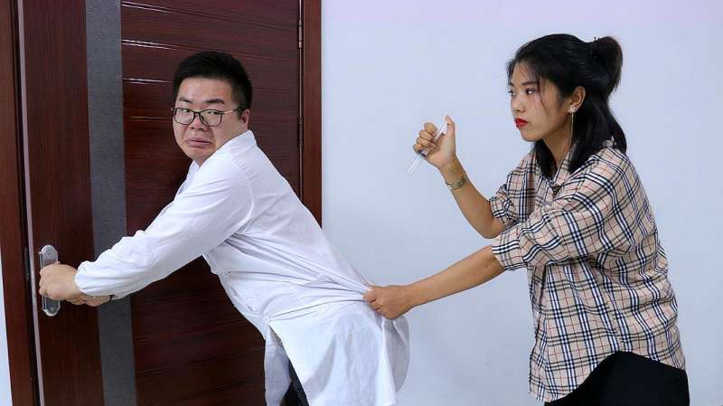 美女被狗咬去看医生,没想把医生给吓跑了,整个过程太逗了