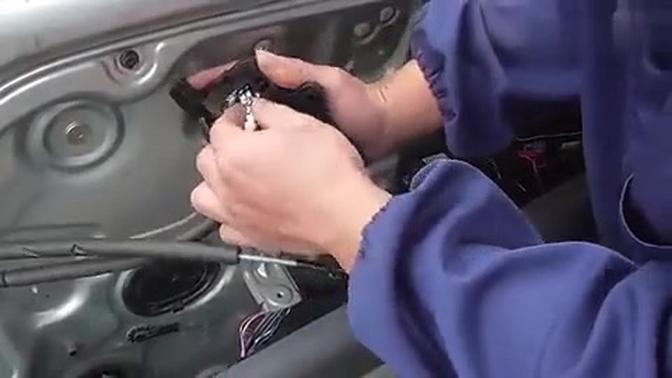 小雄教你自己动手几分钟更换车门内拉手,既省钱又简单
