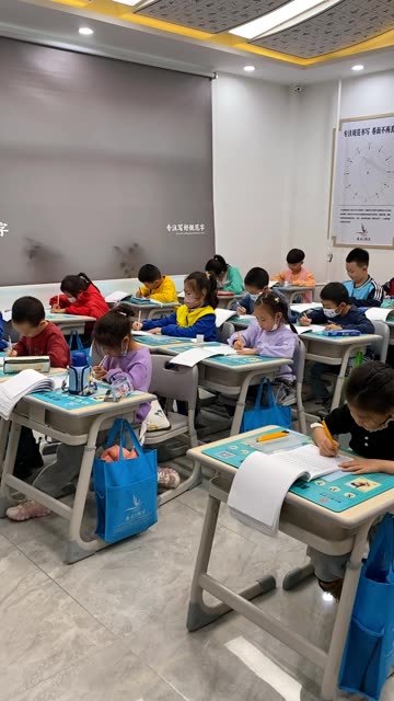 一不小心就坐满了,第二节课开始学写字握笔姿势硬笔