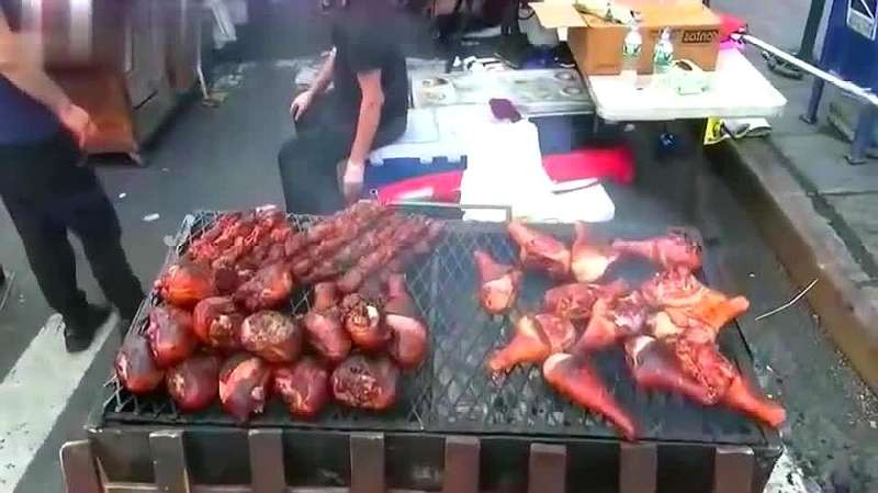 看看纽约街头烧烤,这条件和环境和中国也没差啥!