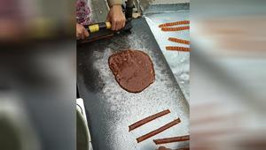 又到一年秋咳时!传统梨膏糖的制作全过程,为了家人收藏好