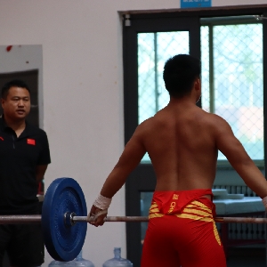 举2两的小潘 