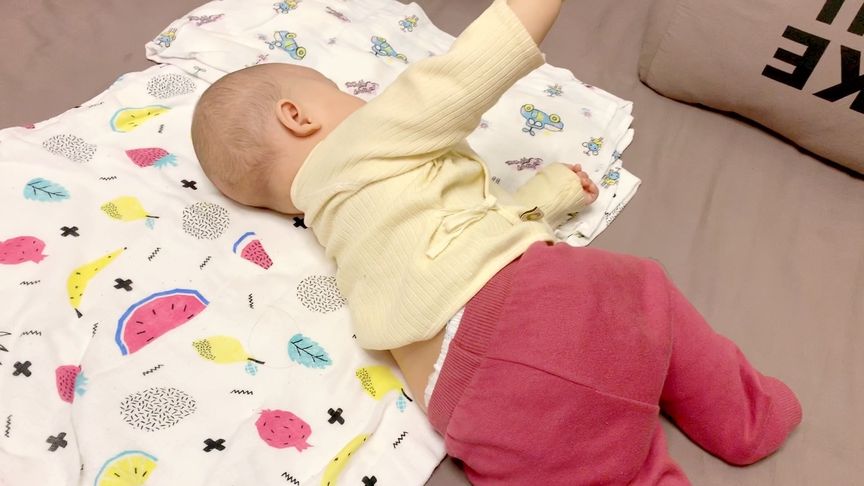 宝宝五个月了还不会自己翻身,推也不动,就不翻,急死妈妈了