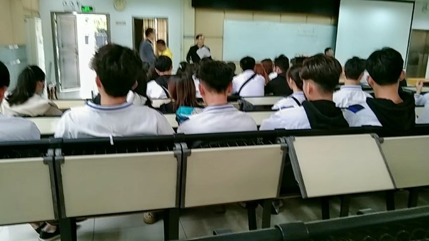 今天早上☀我们学校叫:我们一些外出社会实习的同学们回校开会议