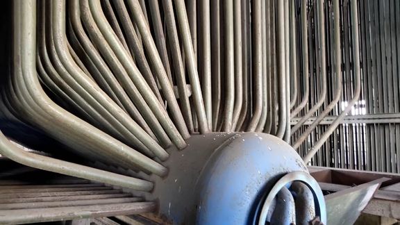 小伙在工厂看见插满管子的设备,不知道有什么作用,有谁知道吗?