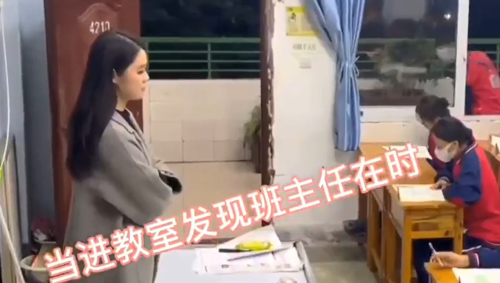 学生戴着眼罩走进教室的,一通骚操作