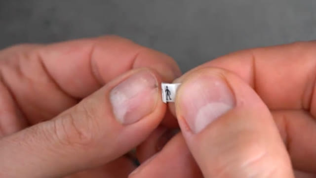 见过迷你翻页书吗?,想看必须使用放大镜那种,眼力不好无法看