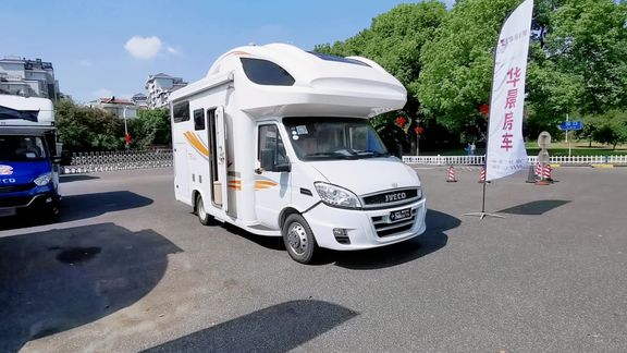 30来万的依维柯C型房车,后置超大床铺,后备储物可以装下一个人