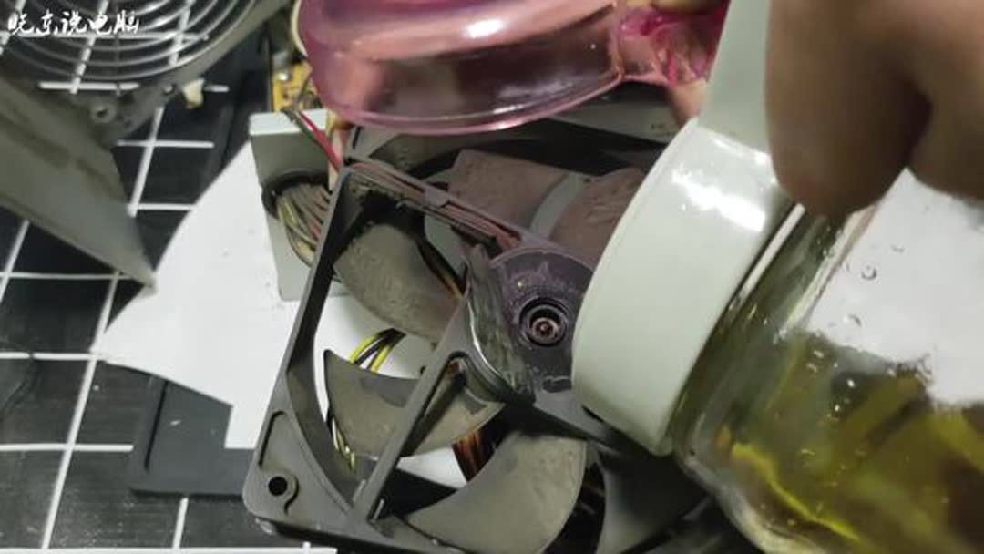 电脑散热风扇不转动,转动慢或者机箱噪音很大,滴点菜油问题解决