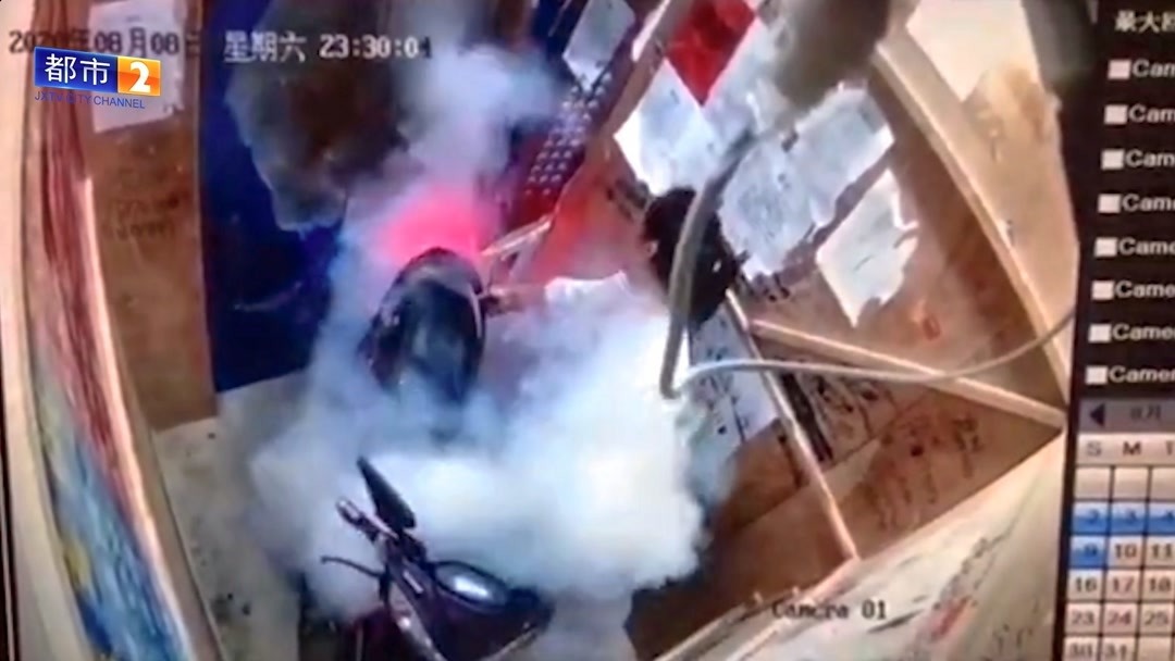 电动车电梯内发生自燃 几秒后浓烟弥漫 公共视频拍下恐怖瞬间