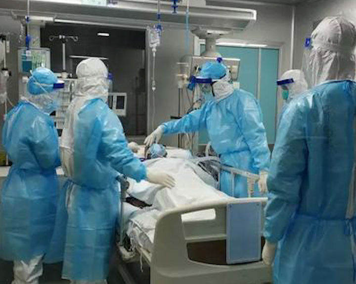 ICU实拍!新冠肺炎危重患者救治过程:9名医护为插满管患者翻身