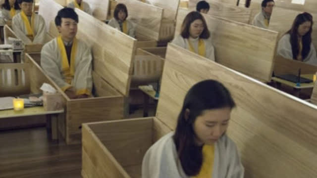 韩国出现"死亡学校",学生必须"死了"才能毕业,这样的课你敢上吗?