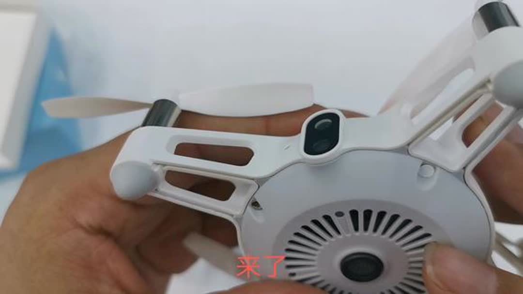 小伙用米兔飞机代替大疆无人机拍摄,结果尴尬了,一分价钱一分货