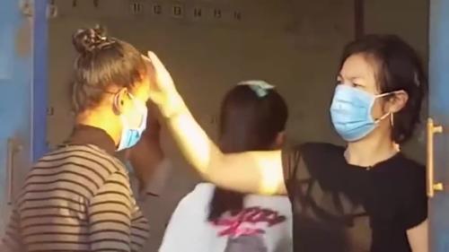 泰国人都是这样量体温的,用手放在脑门上,想知道手上的体温计是干...