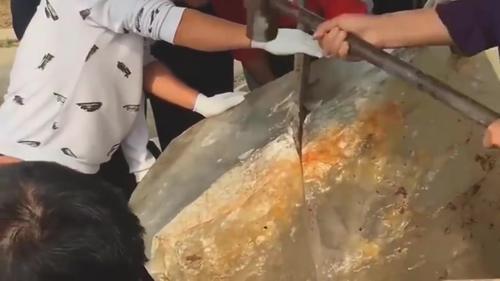 用锤子切割石头,那么多人当宝一样围观,是原石翡翠?