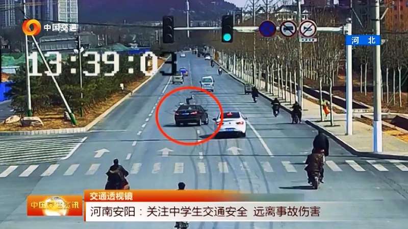 15岁学生横穿马路被撞,轿车司机也要负责,只因未观察路况!