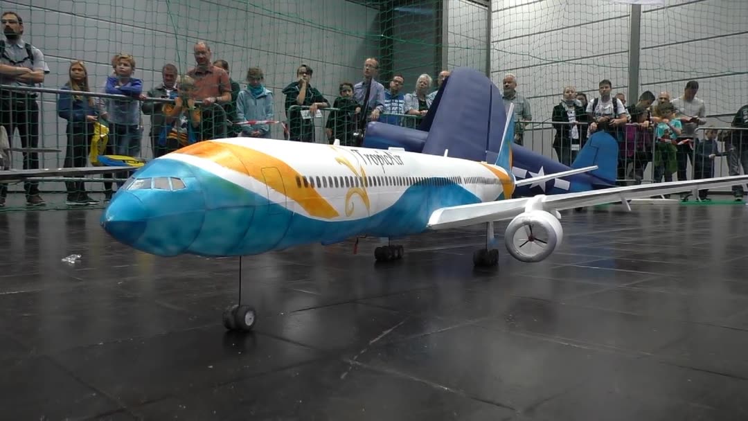 遥控飞机模型,波音777客机和安-225运输机模型飞行表演