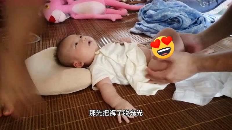 奶爸该怎么给宝宝换纸尿片?看完这个视频你就真的不会了