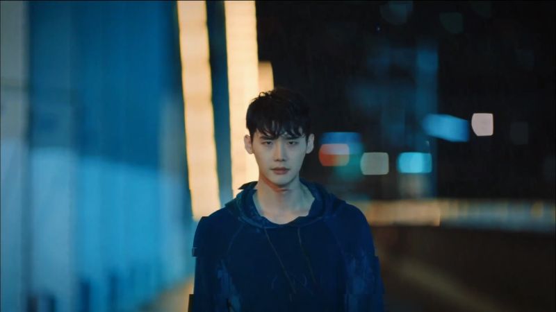 W-两个世界:李钟硕死后重生,在雨中漫步,湿头发的样子好帅!