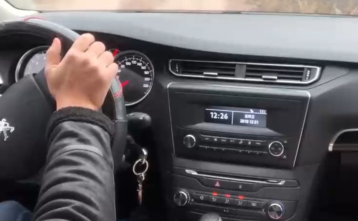 农村这种陡坡路新手看了绝对慌,敢开车上去的,都是老司机