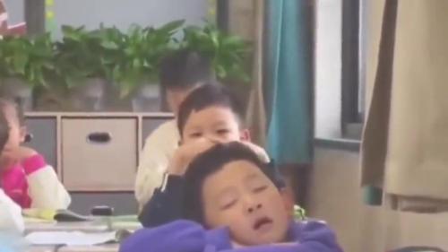 小学生上课打瞌睡,听见,下课,后的反应亮了