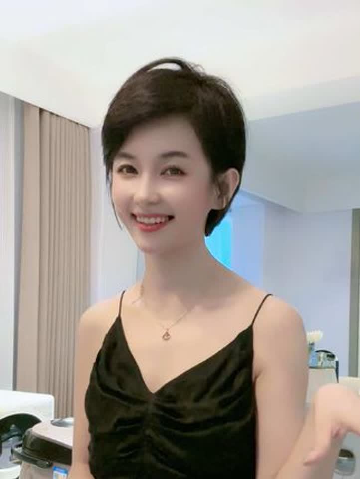 所有人的看法和评价都是暂时的,只有自己的经历和成绩是伴随一生的,...