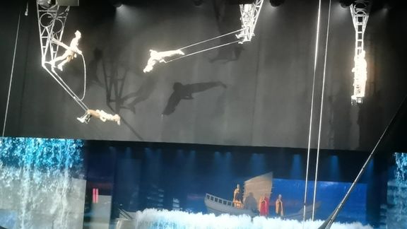 三亚之旅:震撼的舞台效果!