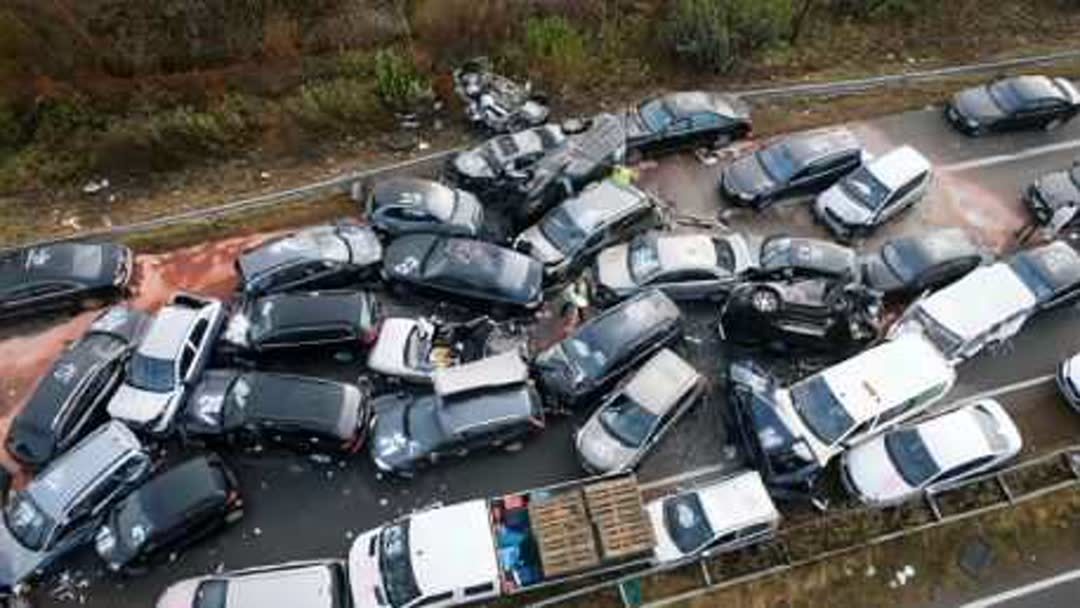 高速发生连环追尾,几十辆车撞在一起,谁负主要责任?终于知道了