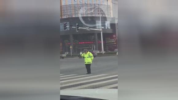 快乐工作!湖南邵阳交警自创红绿灯“读秒”手势,获行人点赞