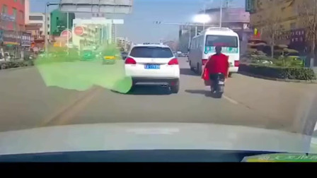 行车记录仪:第二个还好是SUV,这要是轿车可就难了