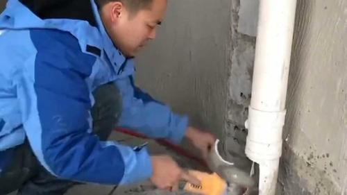 看装修工师傅是如何改下水道的,这样做不试也不漏水,简直太实用了