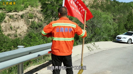 积极响应新农村建设,参与农村道路清洁改造活动中,宣传义务精神