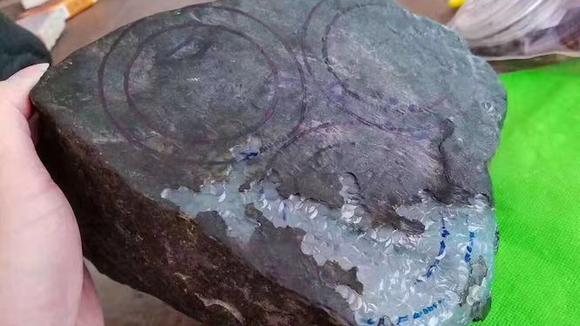 这才是冰种翡翠手镯料,还带着飘花呢