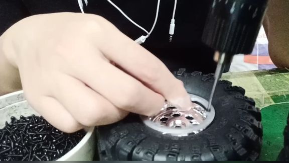 打工仔工资计件,一个螺丝一分钱,各位朋友,你们觉得单价可以吗?