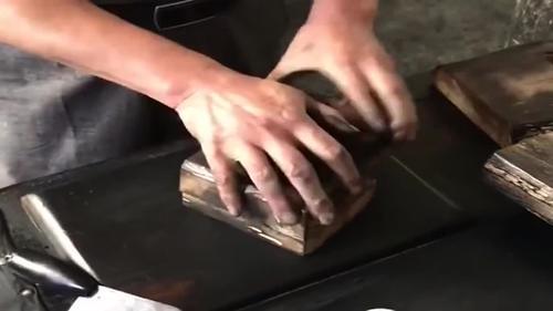 制墨师傅正在加工墨块,这样的圆形墨块一般都是观赏墨,是非常漂亮的