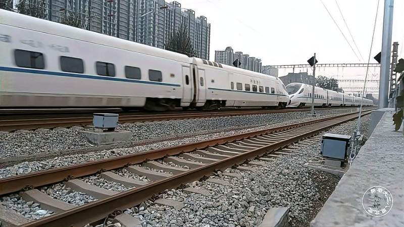 和谐号动车组CRH5A过水南庄铁路口