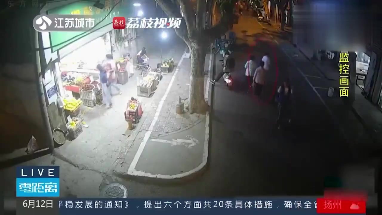 【危险!小学生骑电动车带2人撞伤老人逃逸】近日,江苏一名老人过马路.