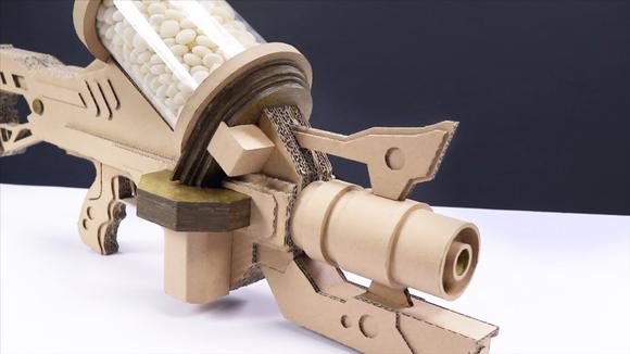 国外大叔教你如何用纸板制作可发射的玩具模型枪!