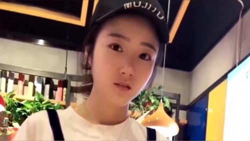 面对小伙提出了服务要求,美女是一脸的尴尬