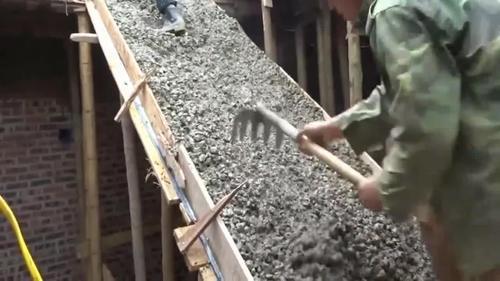 铺设楼梯如何浇筑混凝土?越南工人这种做法还是第一次见