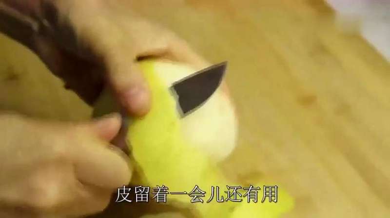 冰糖雪梨的家常做法,具有化痰止咳的功效,还不赶紧试一下