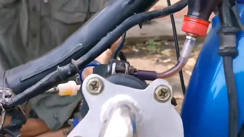 100cc的本田wave摩托车,改装涡轮增压后变成喝油猛兽!